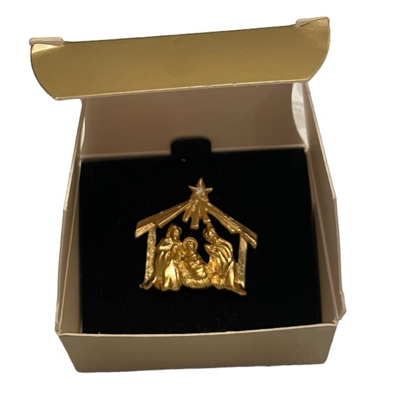Avon | Jewelry | Vintage Avon Nativity Tac Pin New With Box 997 ...